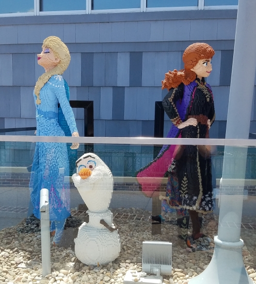 Disney Springs – Lifesize LEGO statues outside the massive LEGO shop.